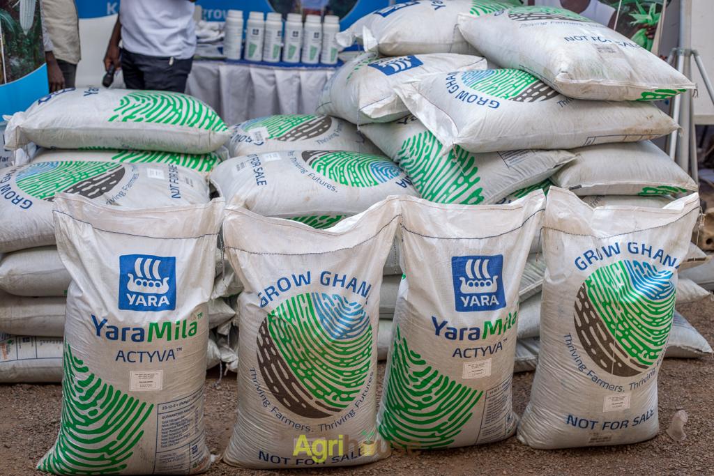 Yara Ghana Donates Free Fertilizers to Two Farmers Group – AgriWatchGH